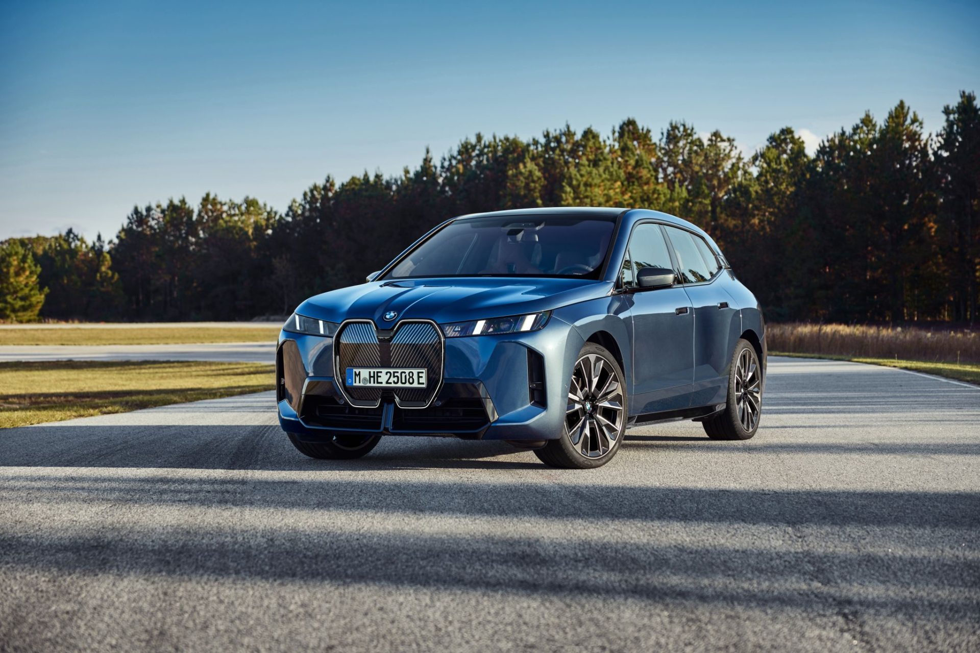 Novo BMW iX: troca de faixa só com o olhar