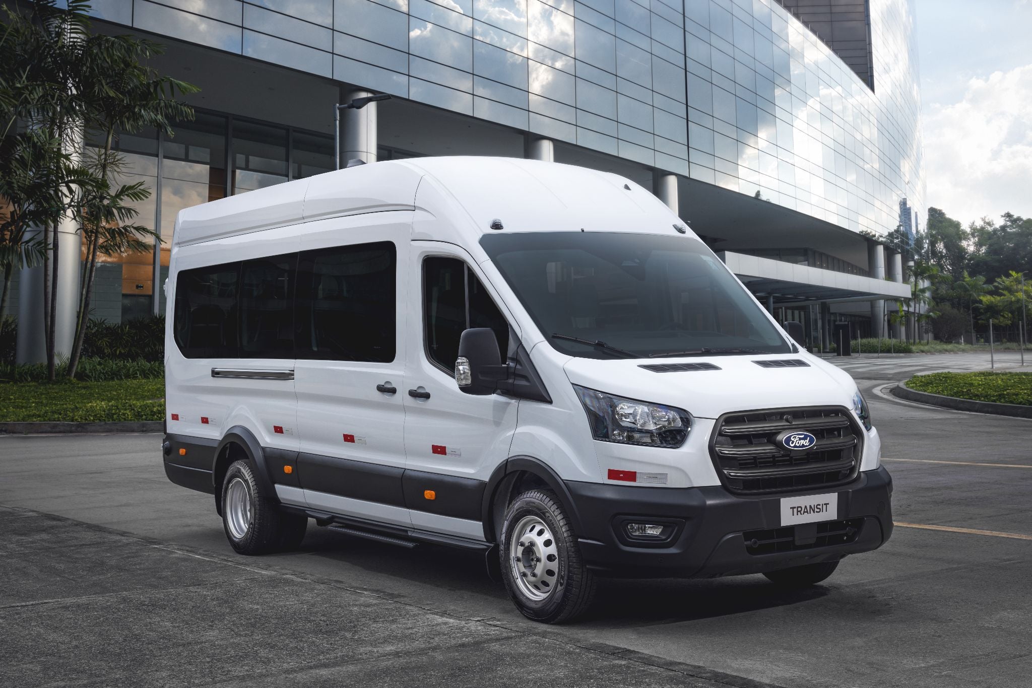 Ford Transit 2026 ganha mais versões e mais tecnologia