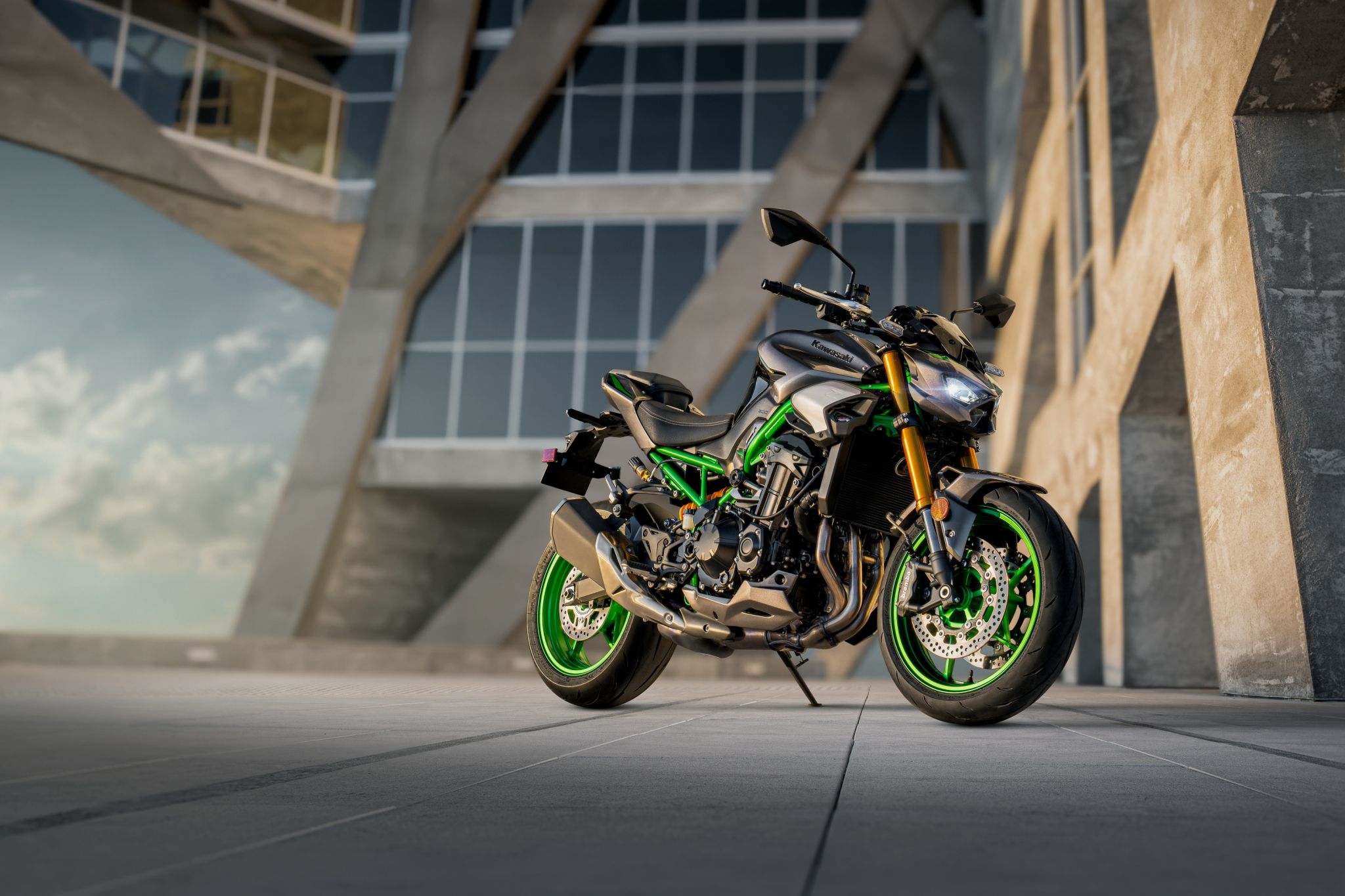 Kawasaki Z900 2025: mais tecnologia e desempenho
