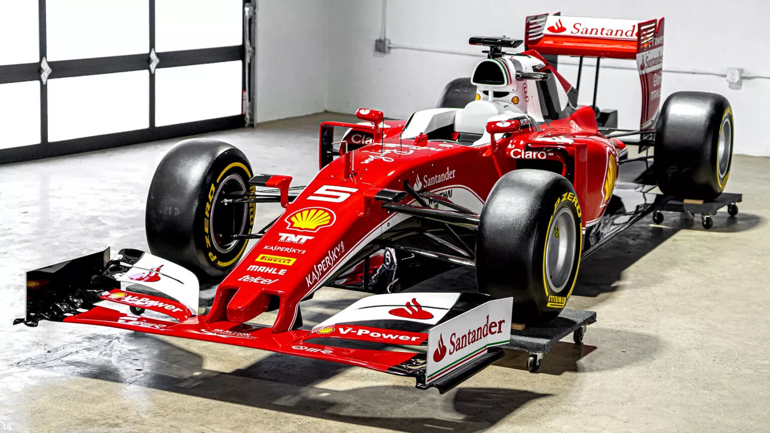 Carro de F1 falso que não anda custa mais de R$ 350 mil