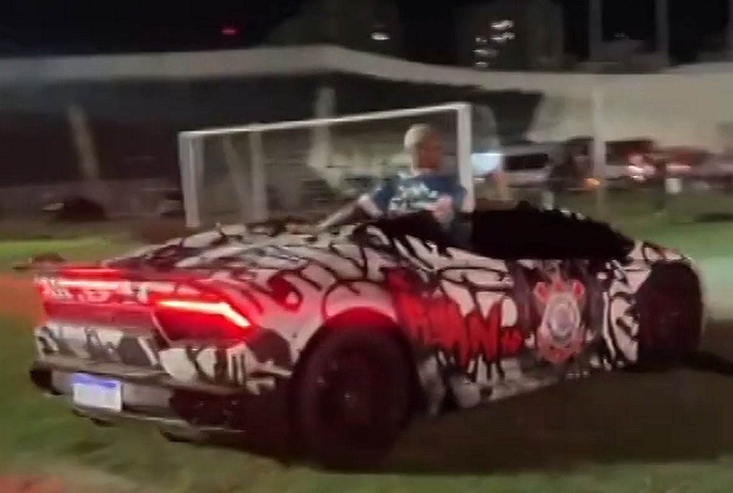 MC Ryan detona gramado de estádio com Lamborghini