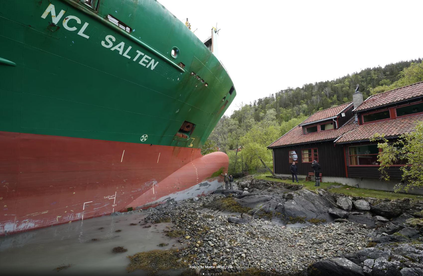 Norueguês acorda com navio cargueiro em seu quintal