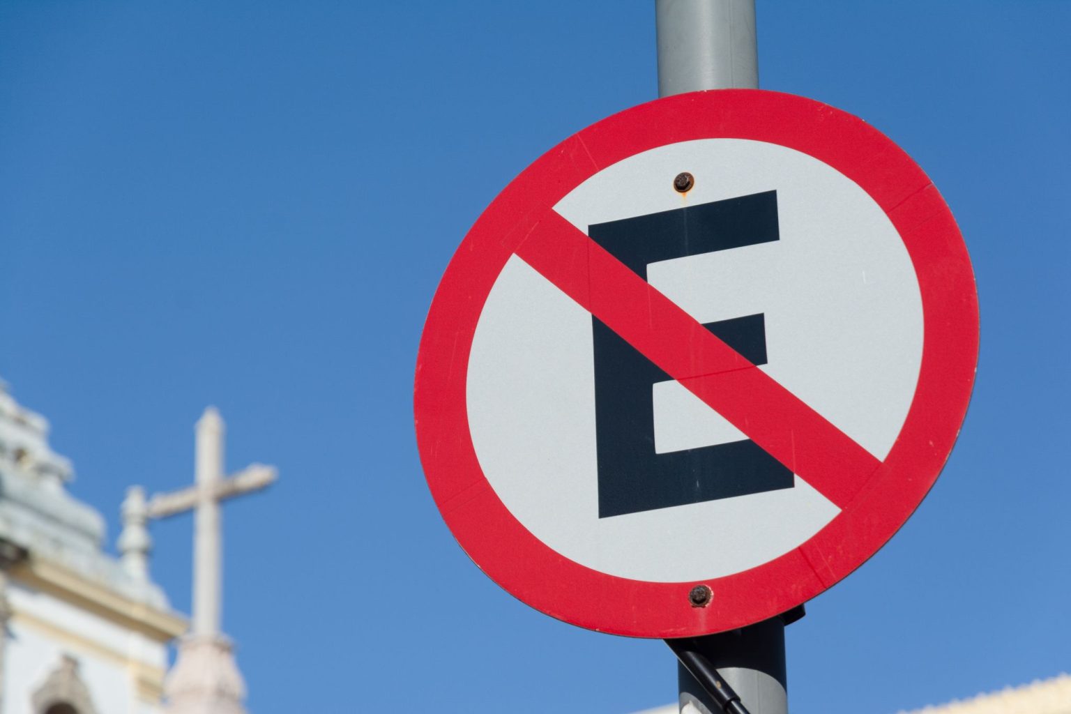 Não confunda a placa proibido estacionar; você pode levar multa!