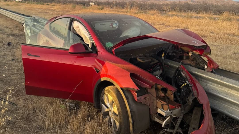 Tesla Model Y é atravessado por guard-rail na estrada