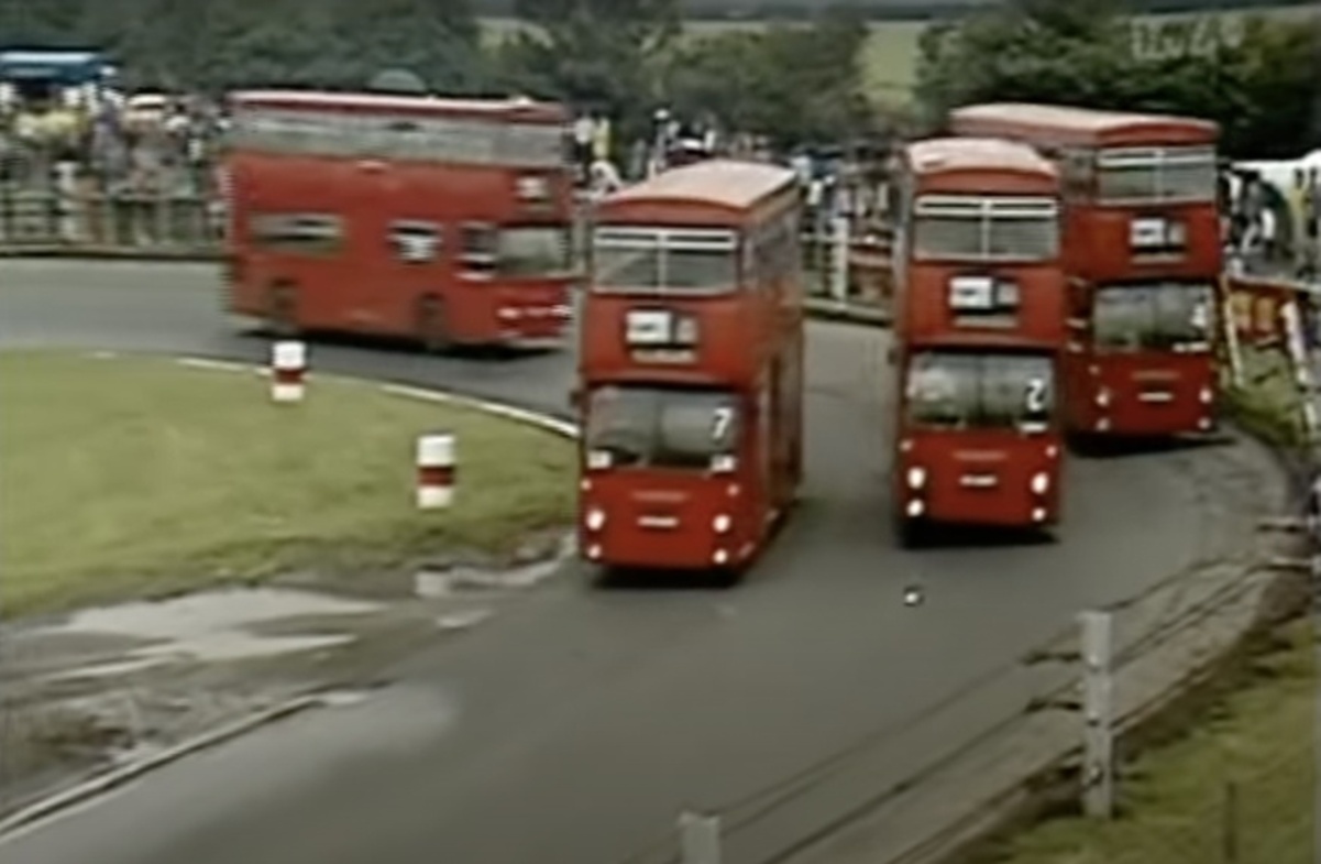 Corrida de ônibus de dois andares é mais emocionante que F1