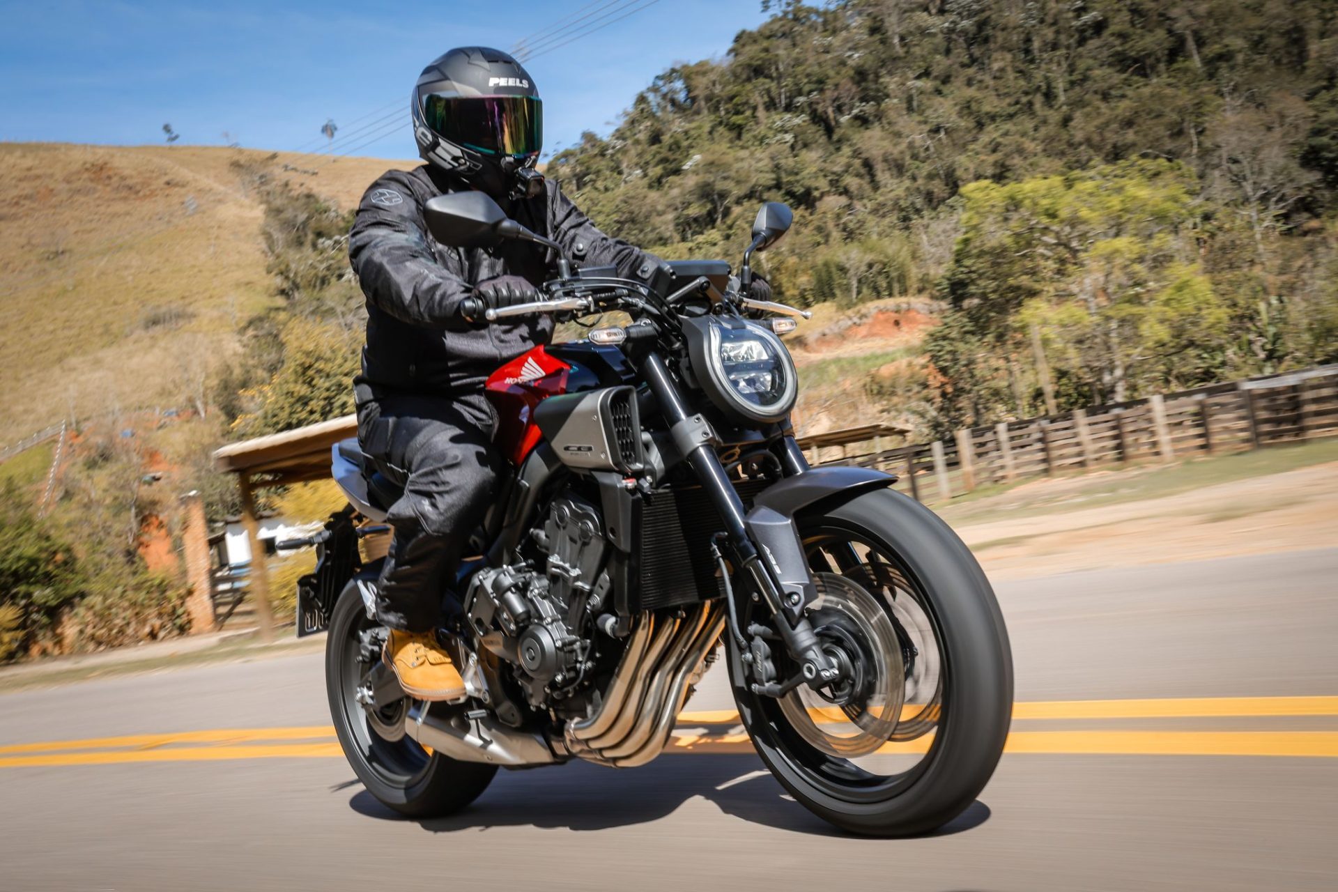 Honda CB 650R E-Clutch: pode esquecer a embreagem!