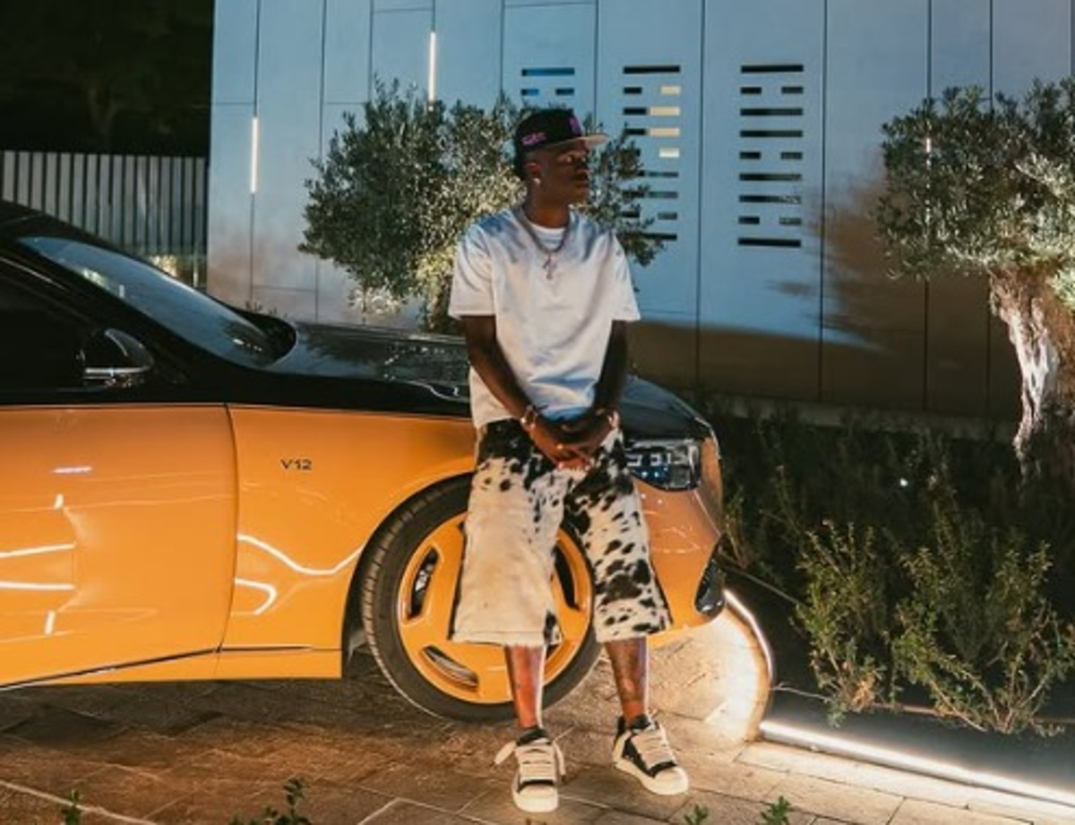 Qual é o carrão milionário que Vini Jr. comprou para não dirigir?