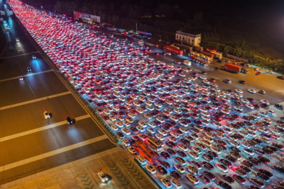 Por que a China registrou esse engarrafamento em uma rodovia de 36 faixas?