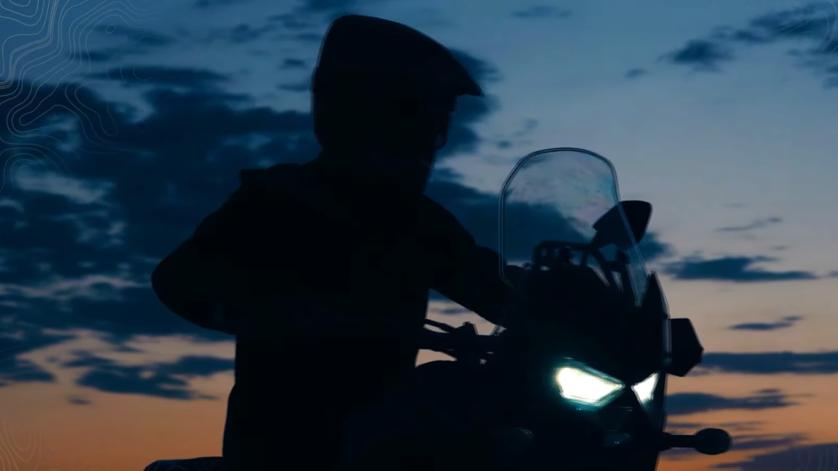 Kawasaki resgata clássico nome KLE 500 em moto que chega em 2026